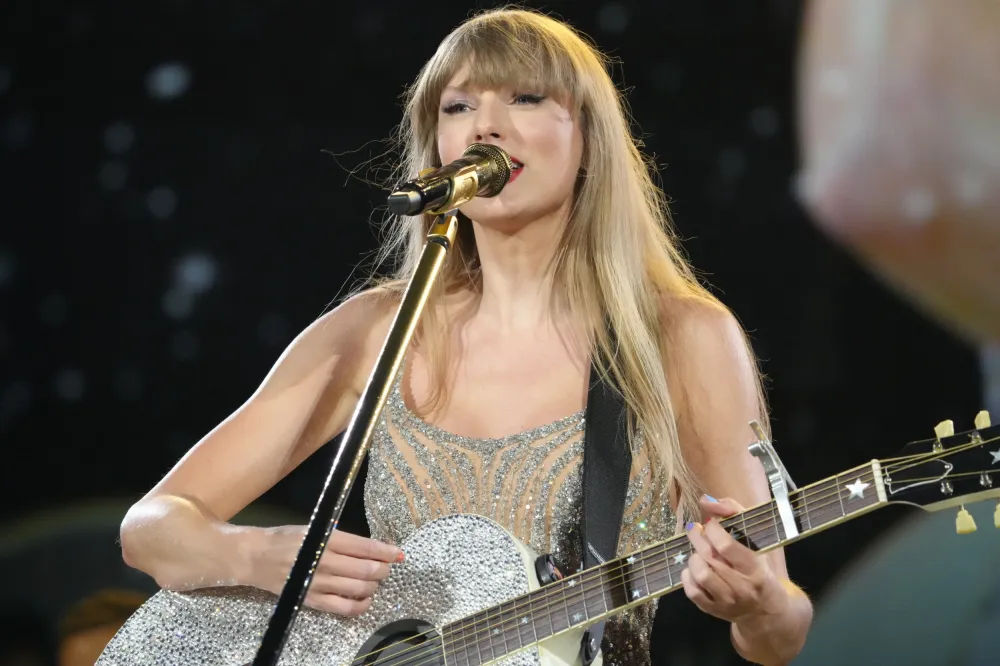 Taylor Swift Eras Tour: Singer Jokes About Wrong Lyrics at Santa Clara ...