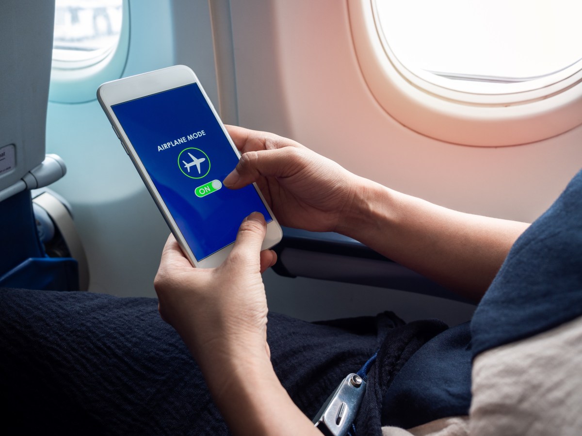 Pilot Reveals What Happens if You Don’t Put Your Phone on Airplane Mode - Newsweek
