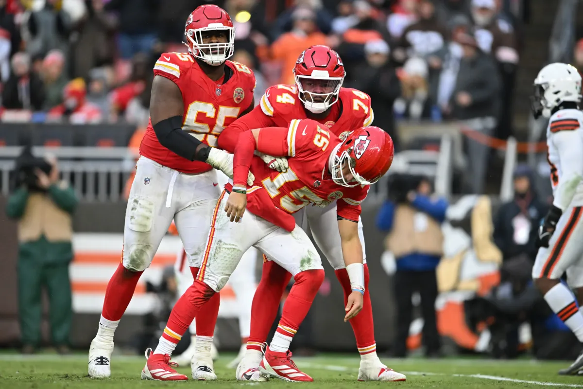 Chiefs' Trey Smith Injury Update is Bad News for Patrick Mahomes - Newsweek