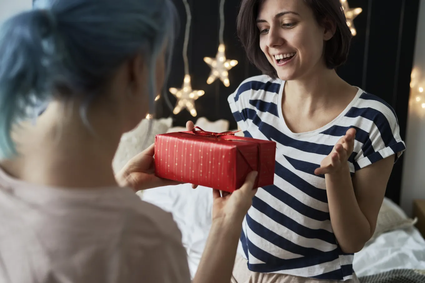 Unconventional Solution for Those Terrible at Wrapping Presents Goes ...