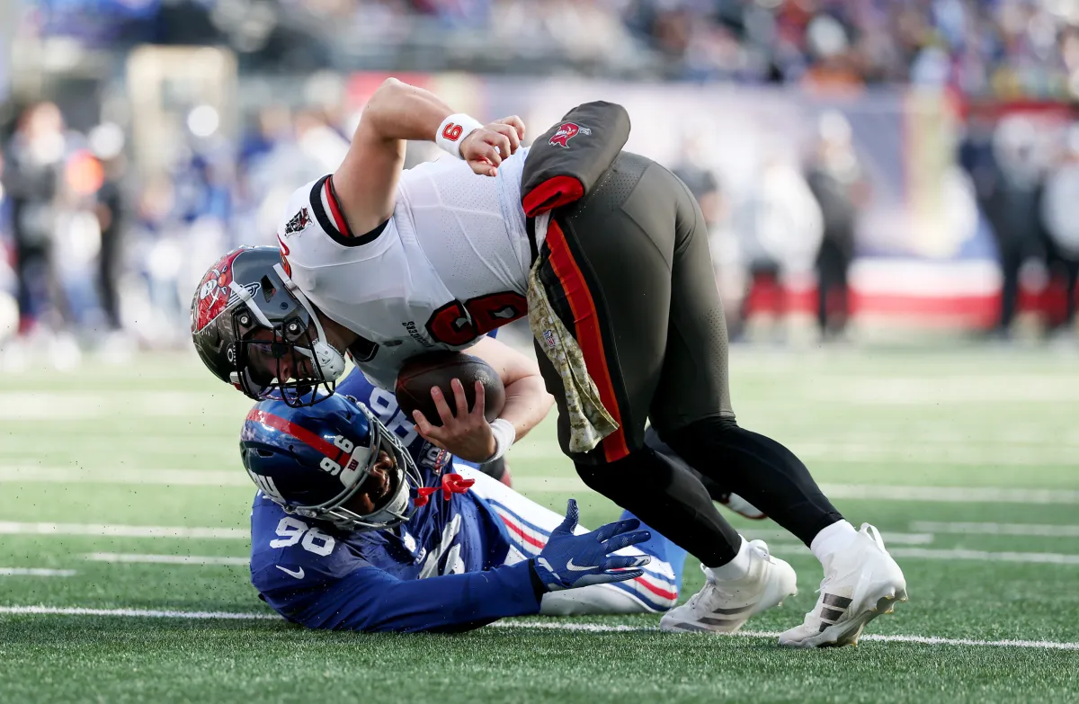 Giants' Armon Watts Carted to Locker Room Following Scary Leg Injury ...