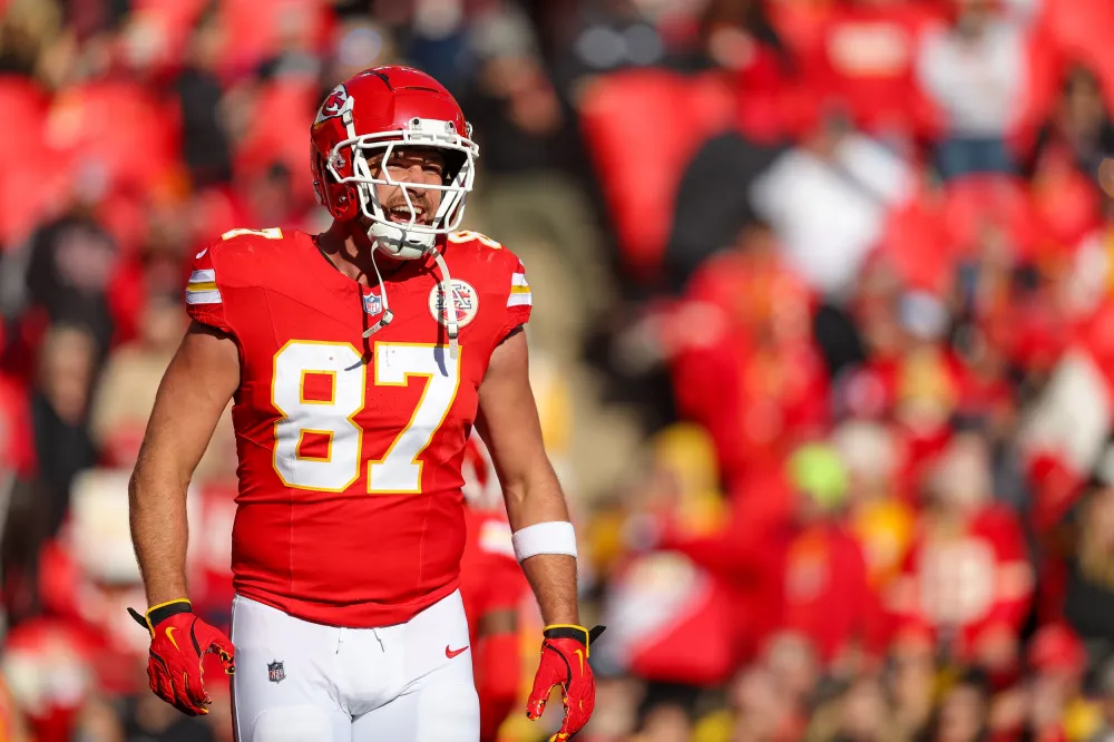 Chiefs News: Tony Gonzalez Offers to Help Pay for Travis Kelce Fine ...