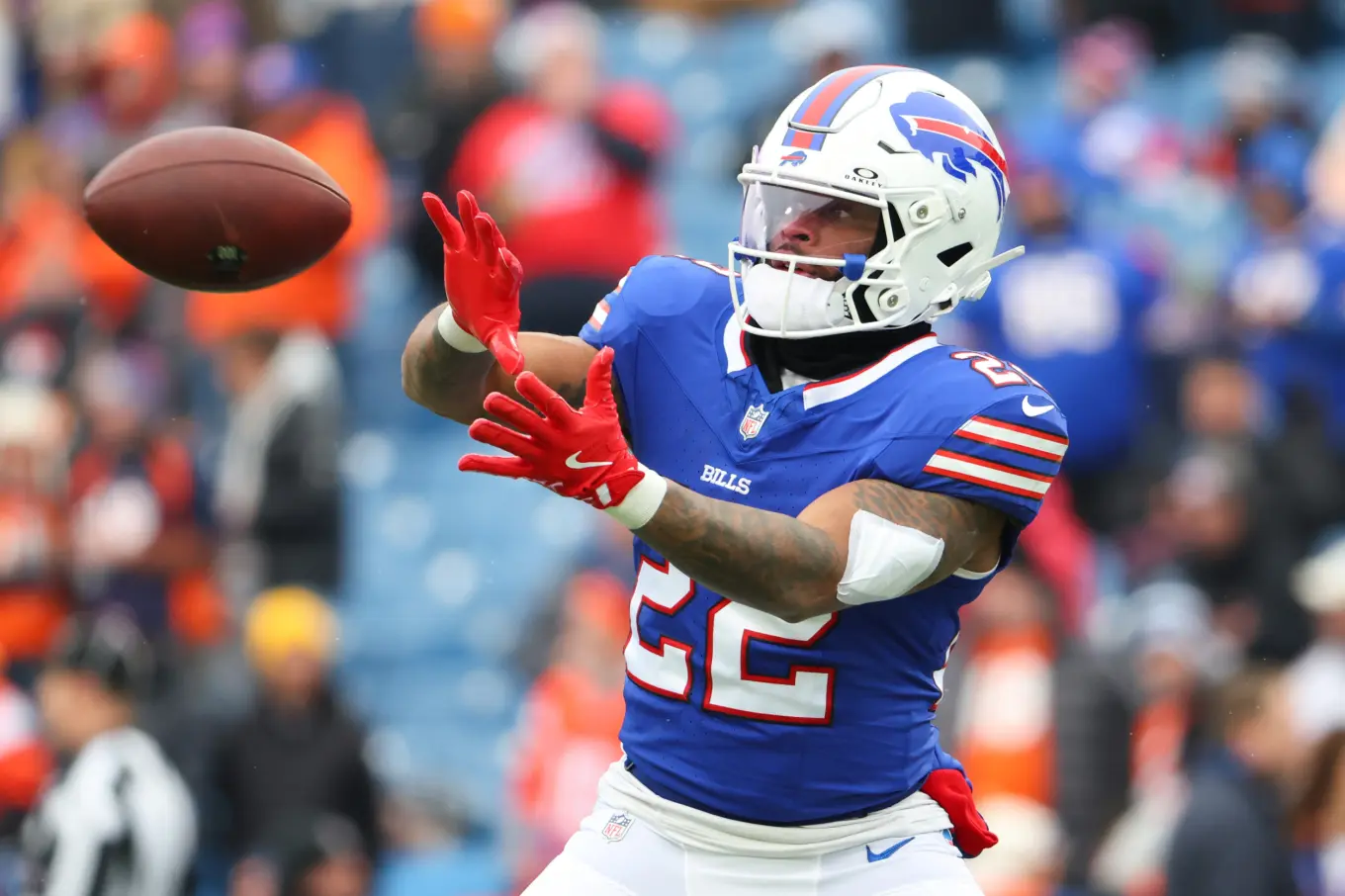 Bills' Ray Davis Helped to Locker Room After Taking Massive Shot to ...