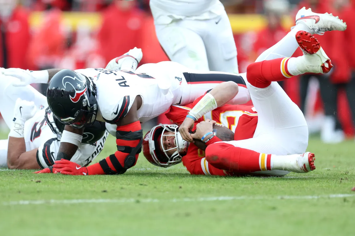 Texans' Azeez Al-Shaair Exits Divisional Game After Re-injuring Knee ...