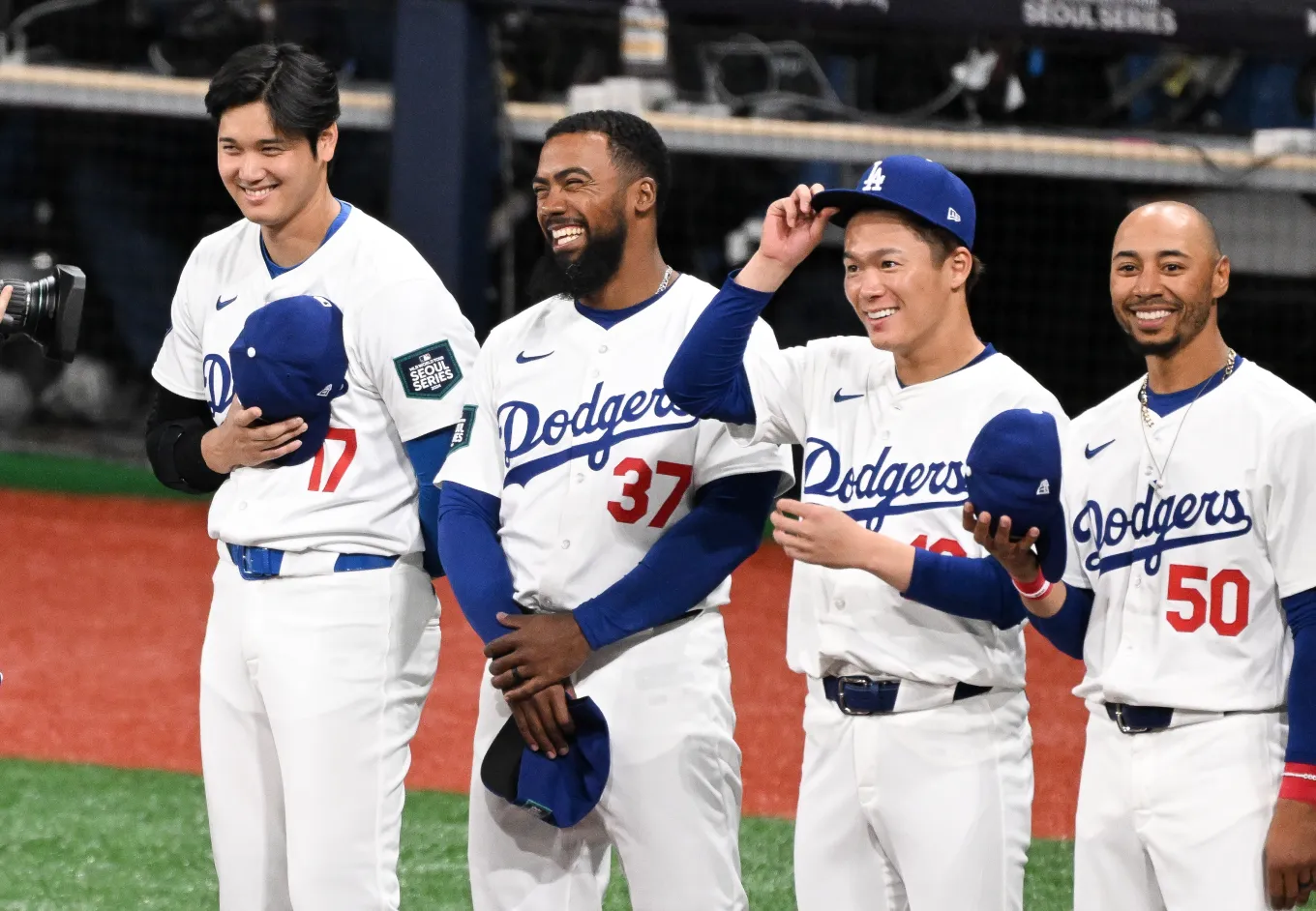 Teoscar Hernandez 'Praying' Dodgers Sign Kiké Hernandez - Newsweek
