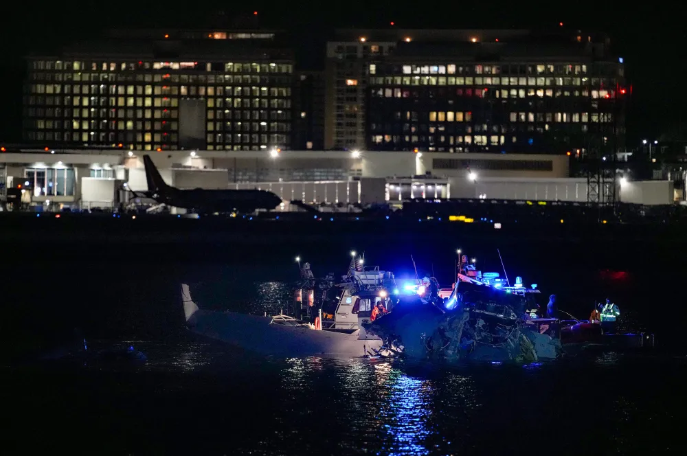 DC Plane Crash Fatalities Confirmed as Rescuers Scour Potomac River ...