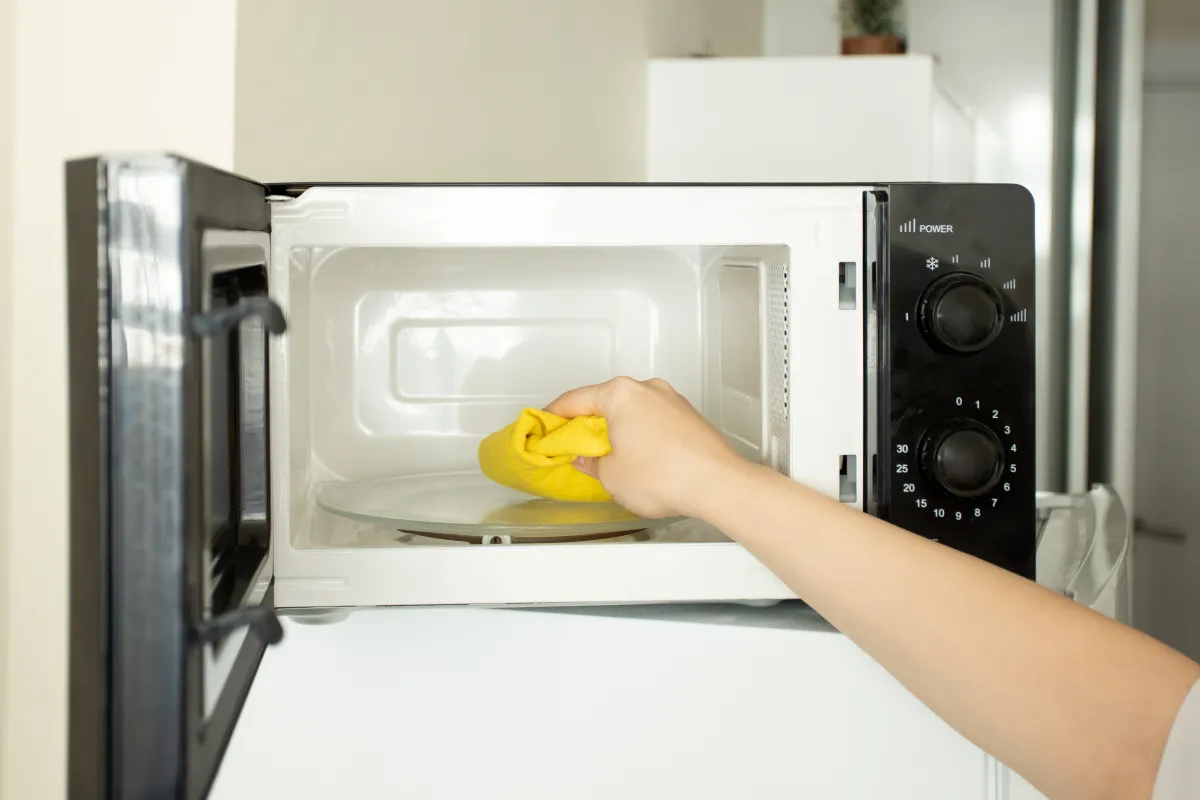 Home Expert Shares Simple Hack To Clean Your Microwave With Virtually ...