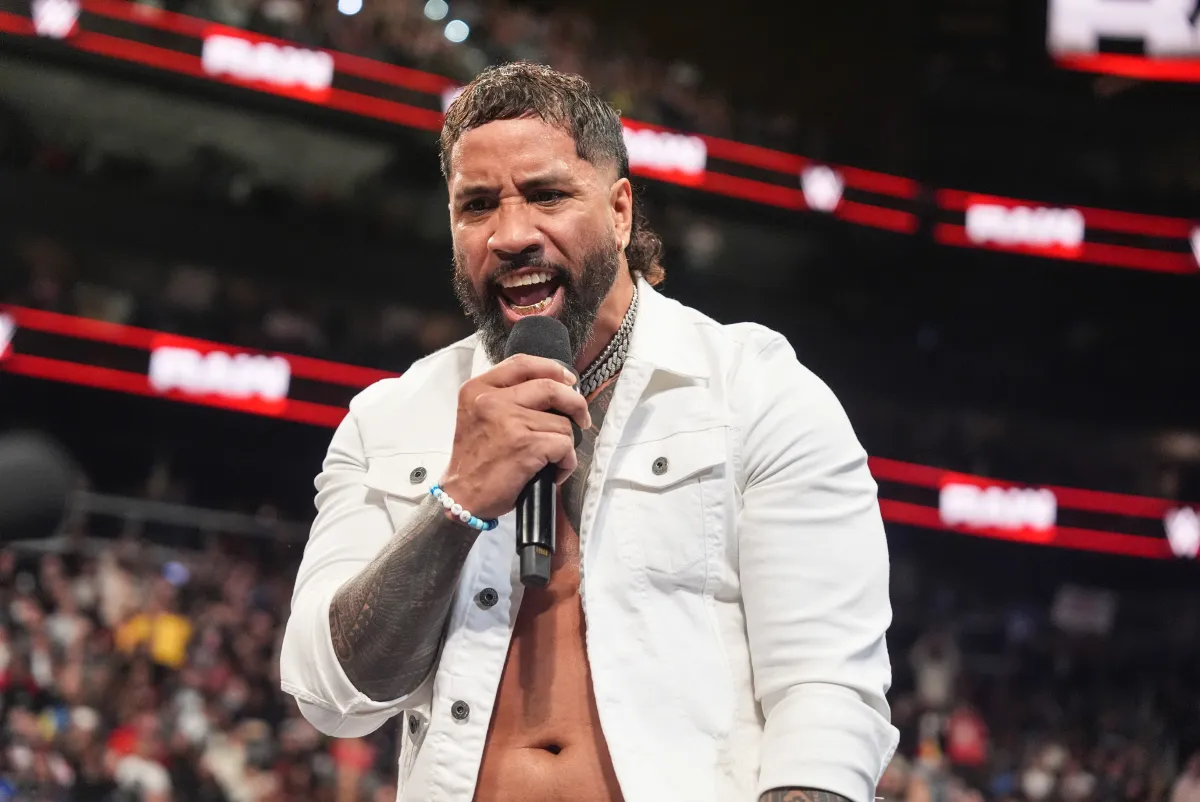 Jey Uso Gets Scared by WWE Fan at Airport in Viral Video - Newsweek