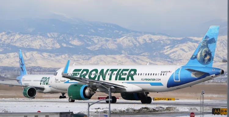 Frontier Airlines Passenger Shatters Plane Window Mid-Air - Newsweek