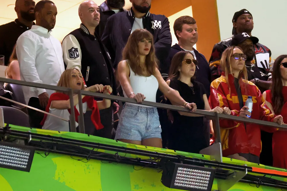 Taylor Swift Fan at Super Bowl Goes Viral for Response to Booing at ...