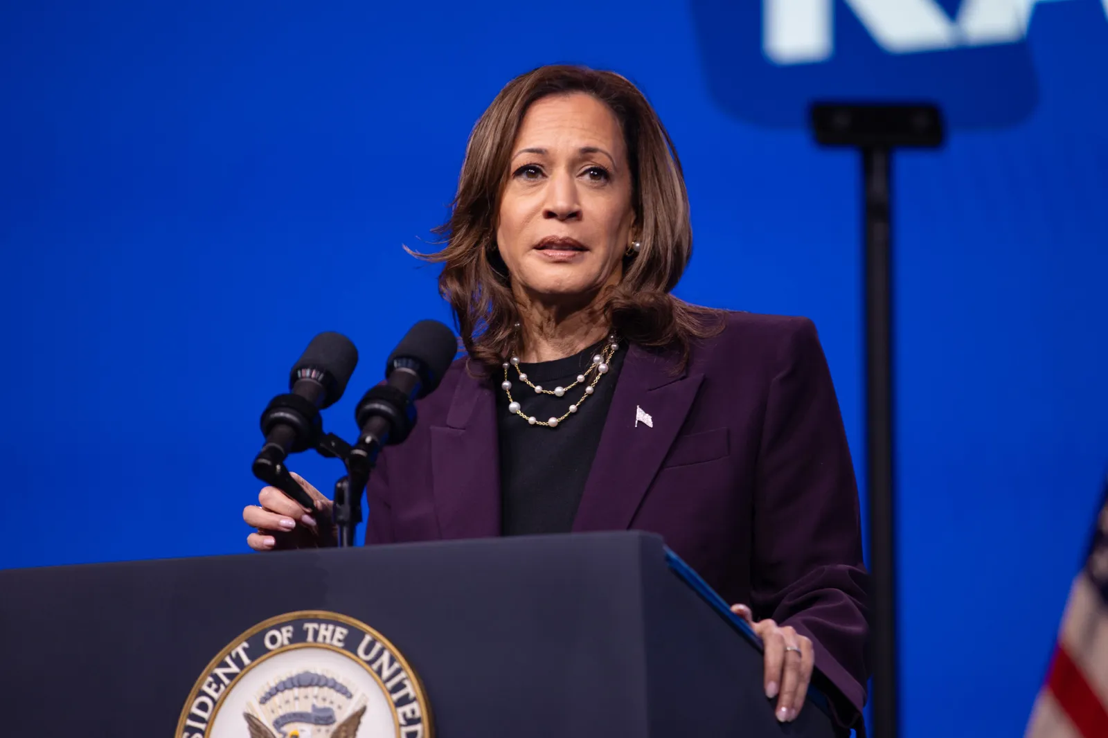 Democrats Favor Kamala Harris in California’s Governor Race: Poll ...