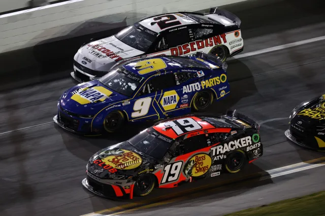 Red Flag Rocks Daytona 500, Adding to Rain-Soaked Race - Newsweek