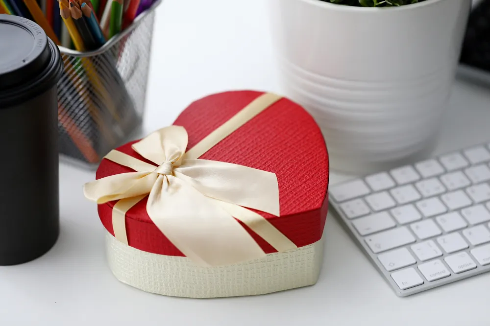 Woman Receives Mystery Valentine at Work, Internet Rushes to Find Clues ...