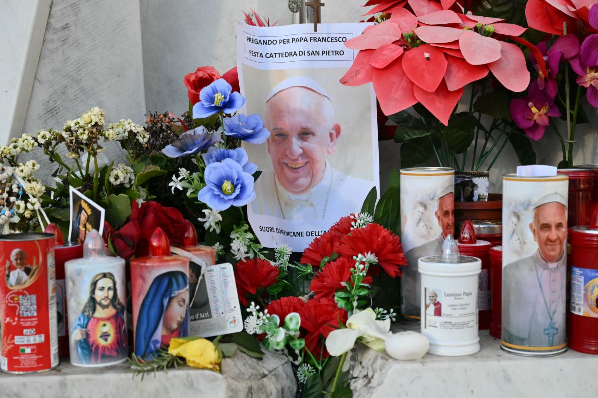 Pope Francis Update Issued as He Remains in Hospital With Double ...