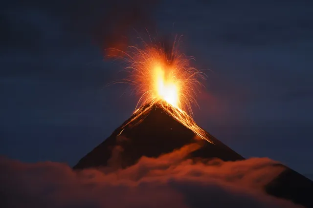 ‘Hectic’ Moment Hiker Is Forced to Evacuate as Volcano Erupts Goes ...