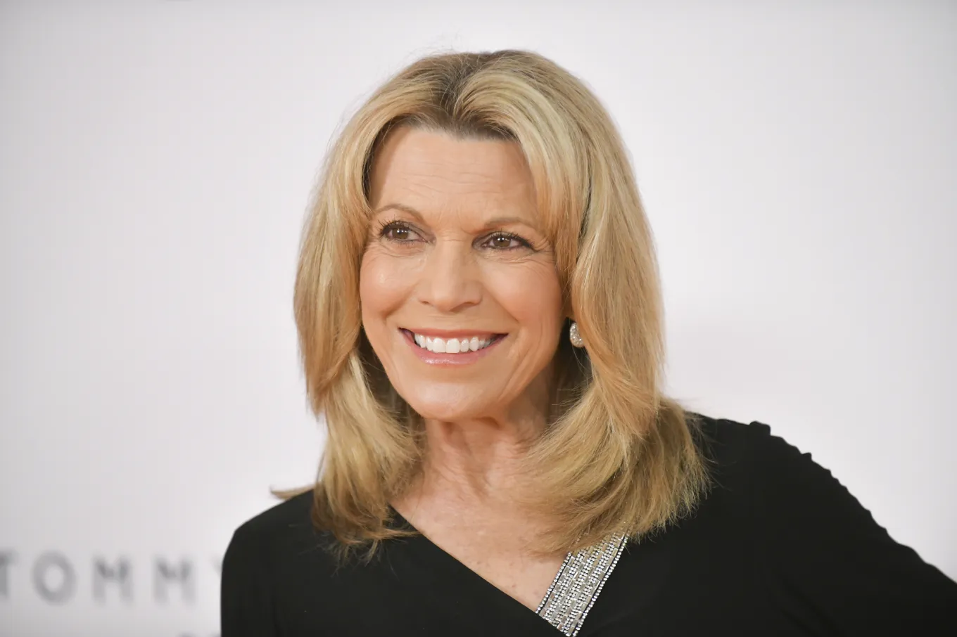 Vanna White's Outfit Causes 'Wheel of Fortune' Puzzle Malfunction ...