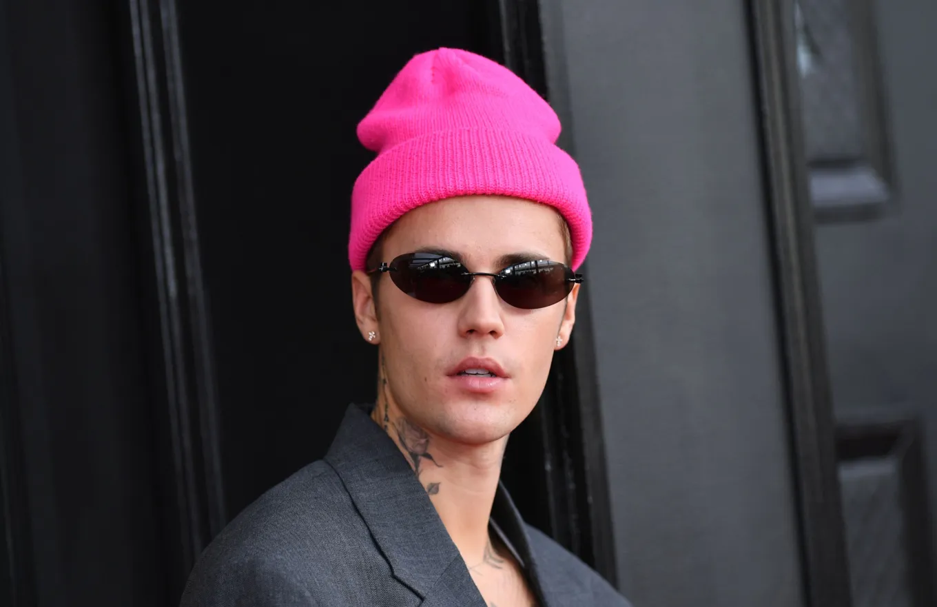 Justin Bieber Poses in Rare Photo with His 4 Younger Siblings - Newsweek