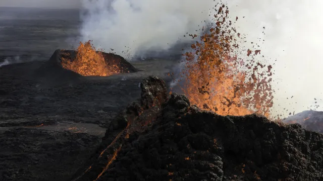 Iceland ‘Earthquake Swarm’ Triggers Magma Eruption Near Blue Lagoon ...