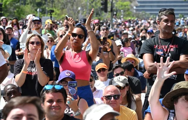 Bernie Sanders’ Crowd Size ‘Biggest’ Ever at LA Rally With AOC—Staff ...