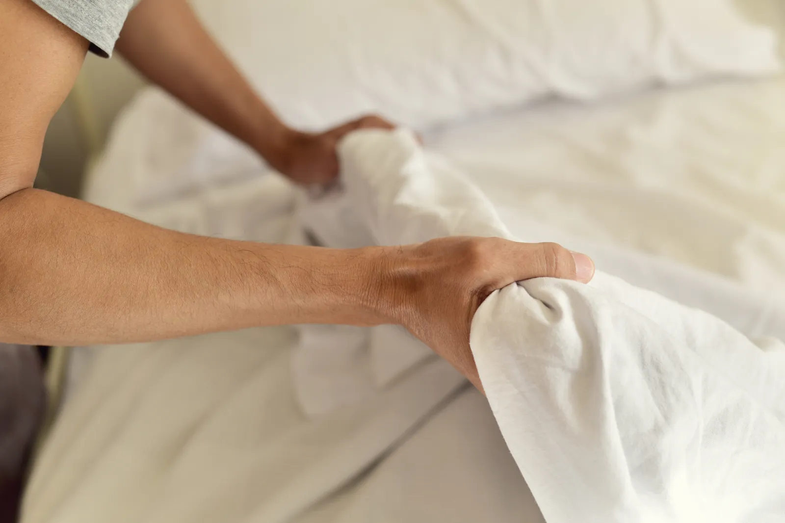 Man Offers To Make Woman’s Bed After Date, Then She Realizes What He’s ...