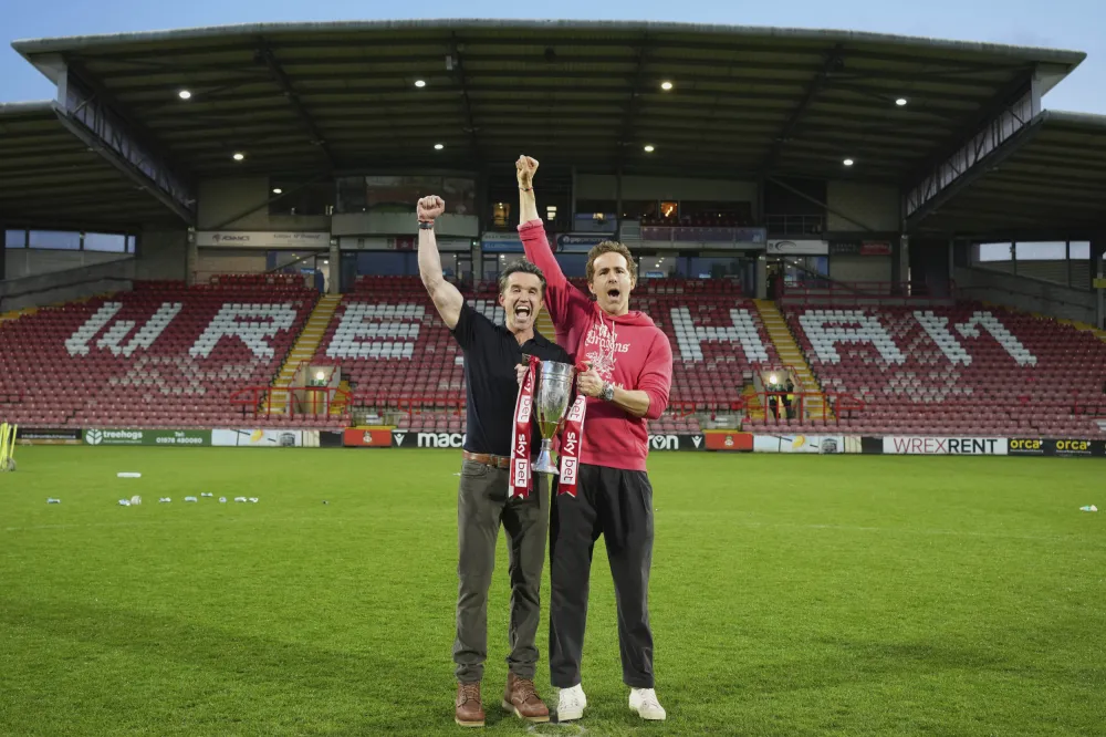 How Ryan Reynolds, Blake Lively and Rob McElhenney Reacted to Wrexham ...