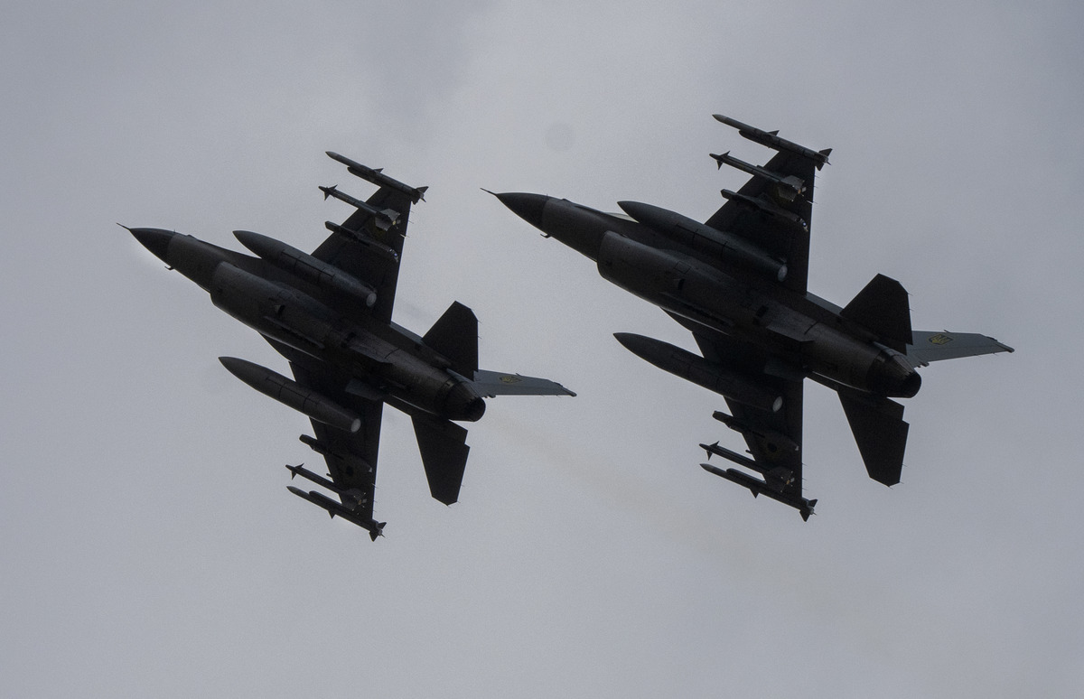 Ukraine’s F-16 Combat Jet Intercepts Aerial Target in Rare Footage ...