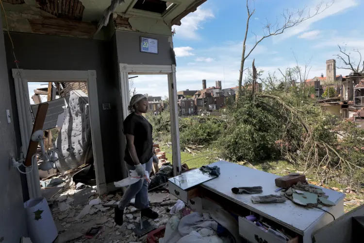 Kansas Tornadoes: Massive Wedge Videos Spread Online Amid Devastation - Newsweek