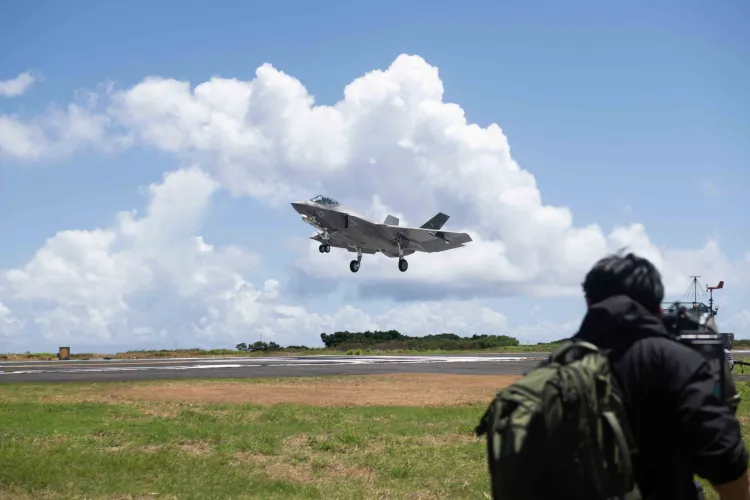 Photos Show US Aircraft Carrier Preparing for Patrol on Pacific Front ...