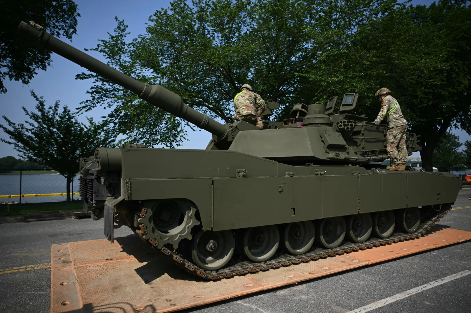 Tanks Roll Through Washington DC for Trump’s Military Parade: Photos ...