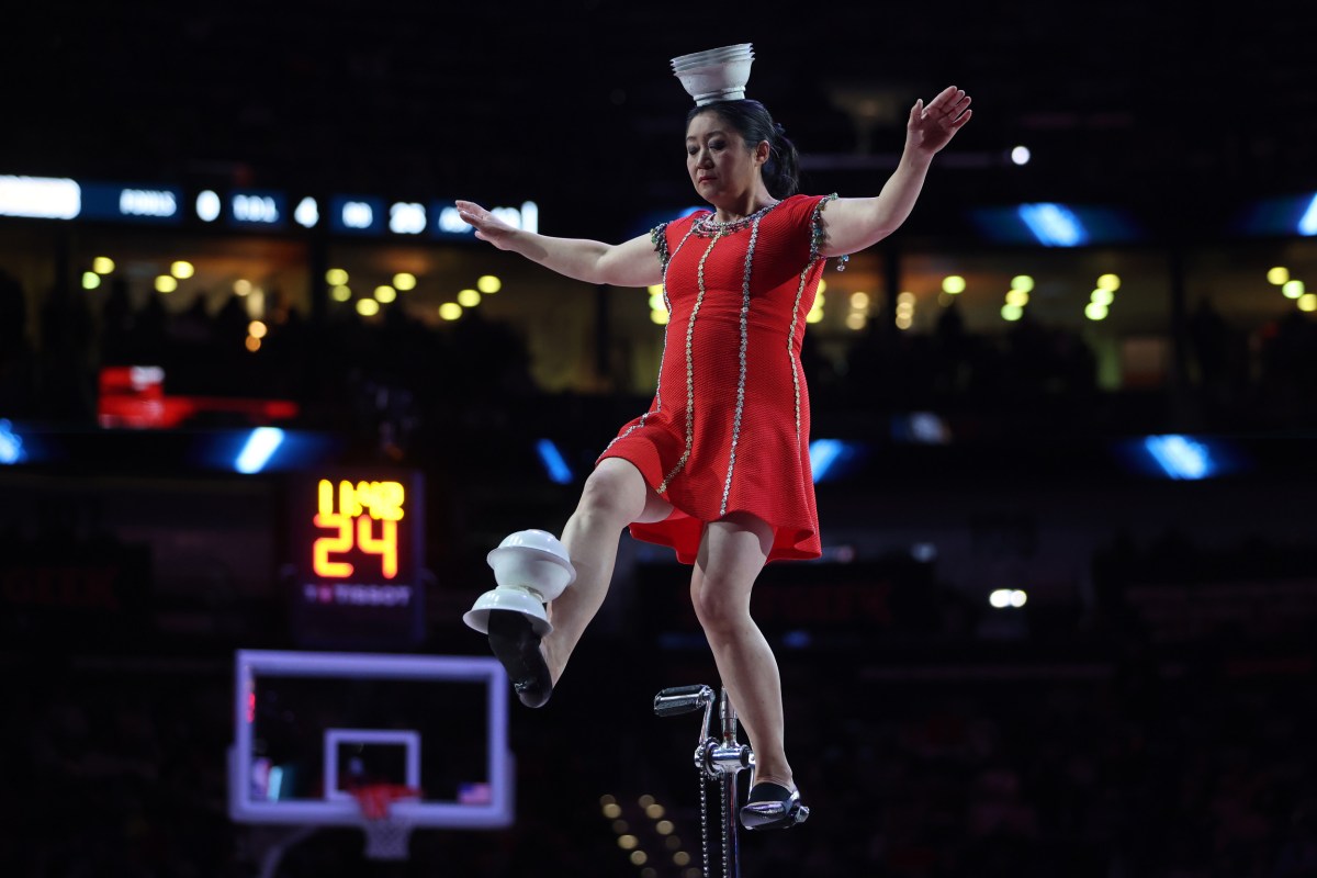 Fan-Favorite Halftime Act Red Panda Helped Off Court After Injury ...