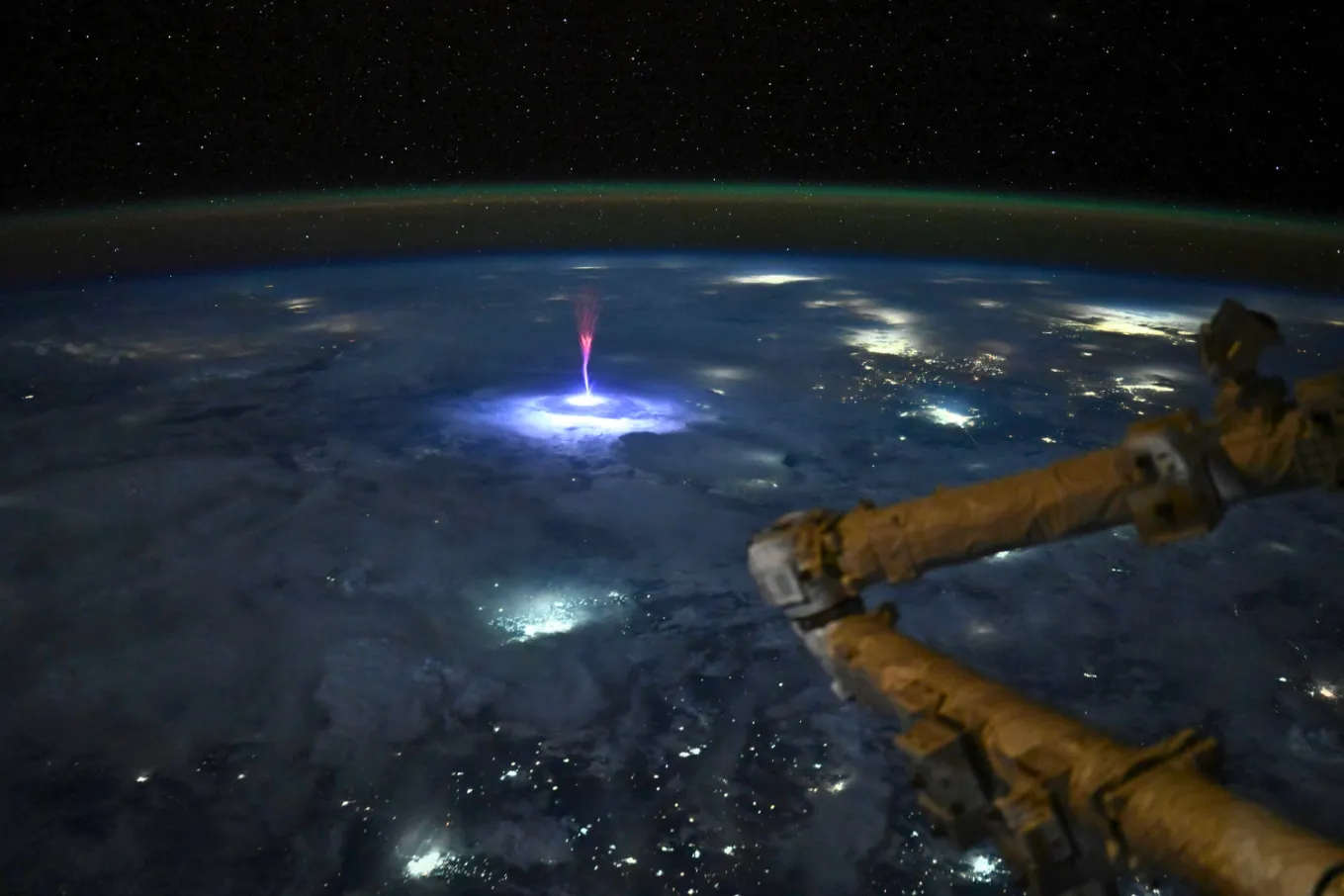 ISS Astronauts Look Out Over the US—Can’t Believe What They See - Newsweek