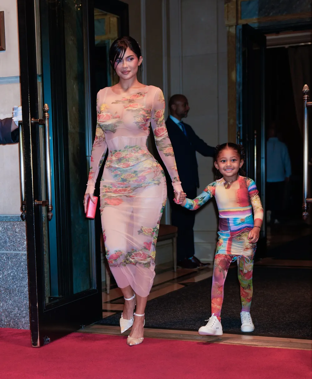 Kylie Jenner’s Make-Up Video With Daughter Stormi, 7, Raises Questions ...