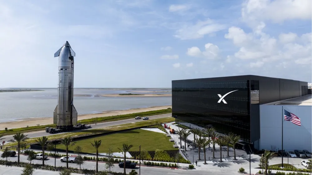 SpaceX Unveils New Version of Mars-Bound Starship - Newsweek