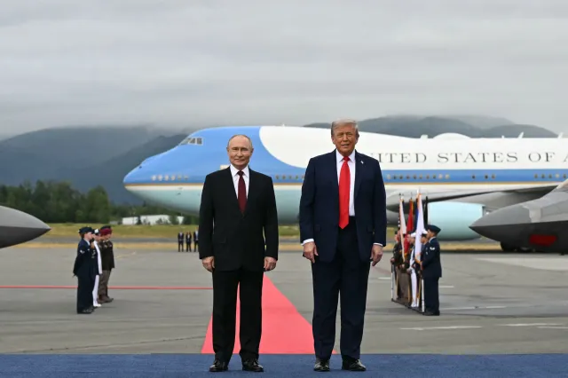 Body Language Expert Reacts to Trump-Putin Summit: ‘Chess Game’ - Newsweek