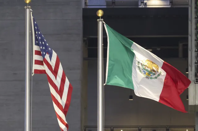 California ‘Karen’ Confronts Store For Flying Mexican Flag in Video ...