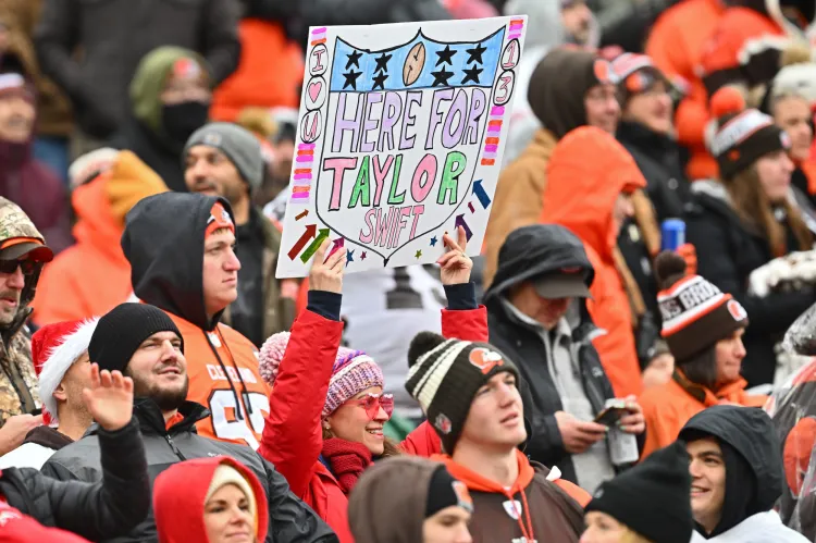 Taylor Swift Has Benefited the Kansas City Chiefs, Says CEO Clark Hunt ...
