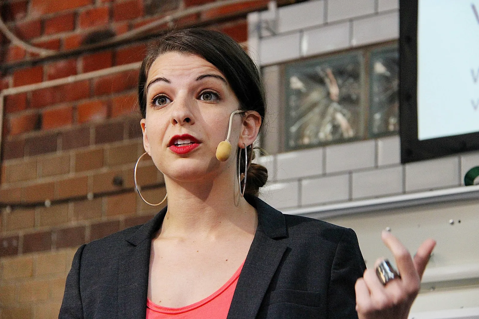 Feminist Video Game Critic Receives Bomb Threats at Award Ceremony ...