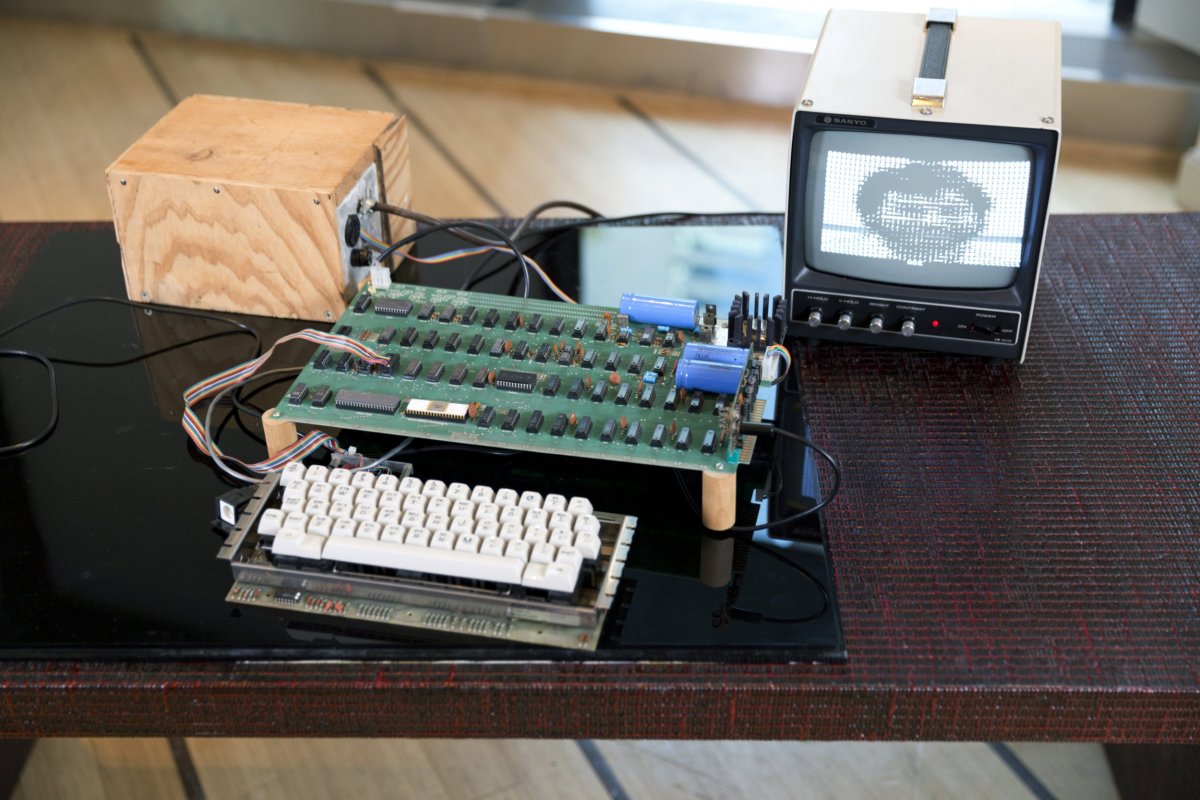1976 Apple-1 Computer Sells for Record $905,000 at NYC Auction - Newsweek