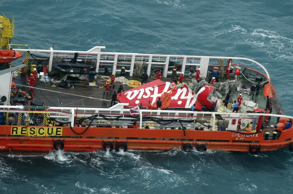 Indonesian Search Team Raises Tail of Crashed AirAsia Plane - Newsweek