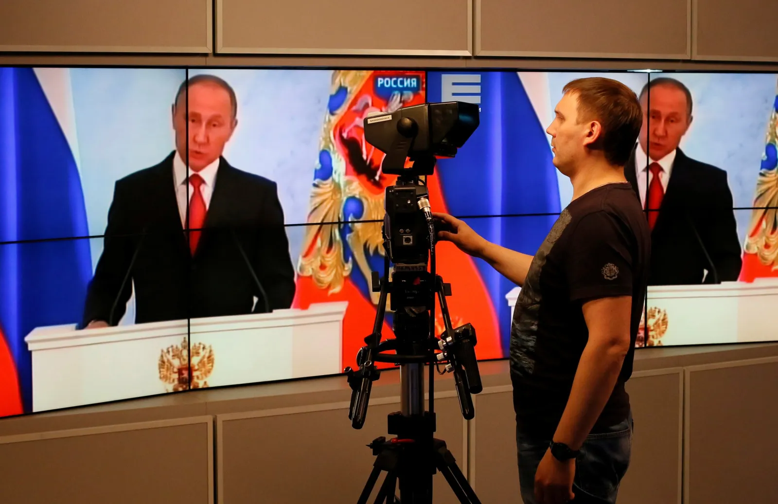 Vladimir Putin Hits Out at ‘Idiotic’ Ban on Russian Judges Entering ...
