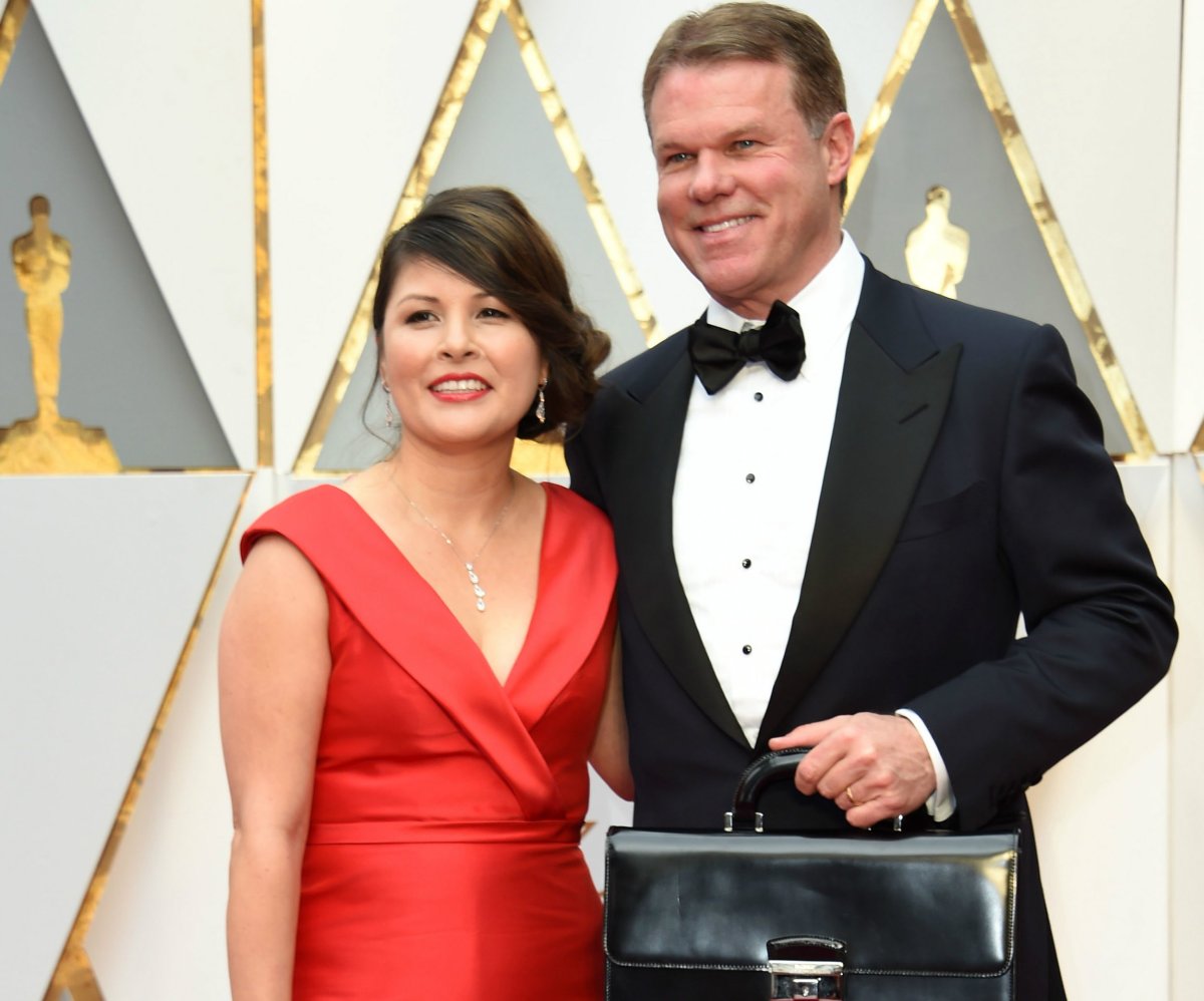 Oscars Bans PwC Accountants Responsible for Best Picture Gaffe - Newsweek