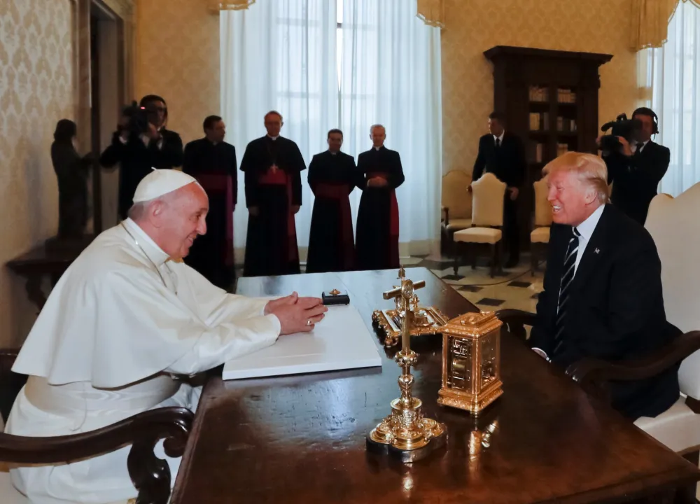 Trump Met Pope Francis and Changed His Twitter Banner to Prove it ...