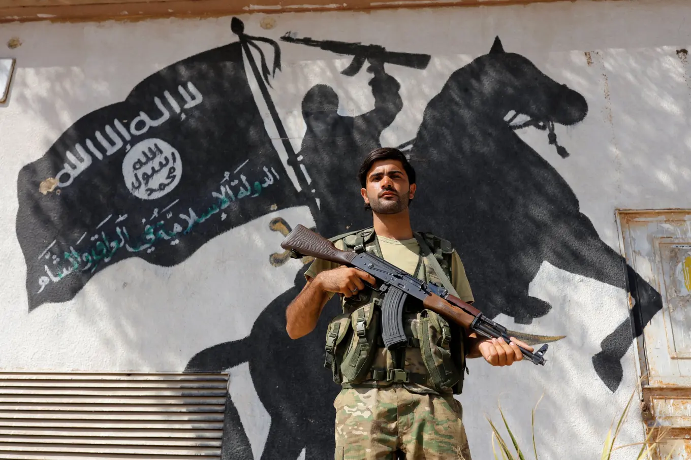 How ISIS Got Weapons From the U.S. and Used Them to Take Iraq and Syria ...