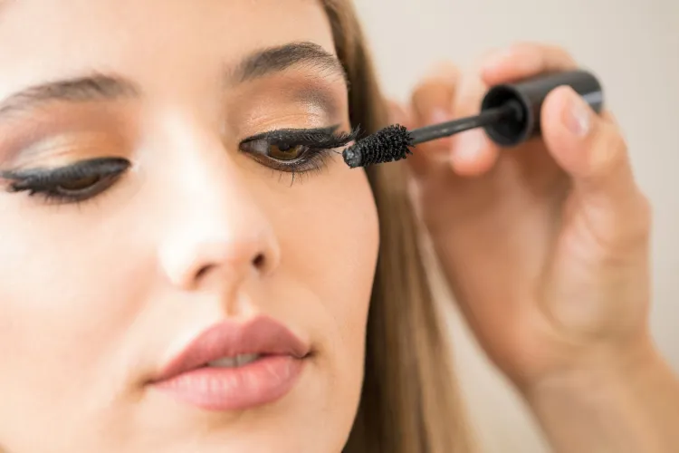Woman Who Slept in Her Mascara Every Night For 25 Years Has To Have ...