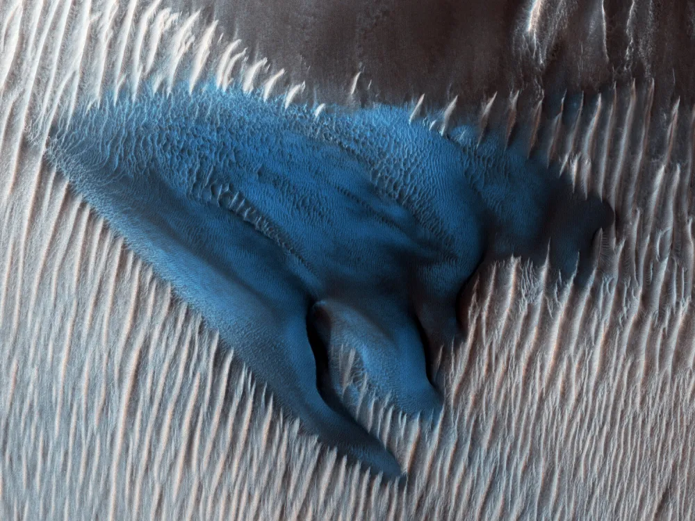 Stunning Blue Dune Discovered in ‘Field of Dunes’ on Mars - Newsweek
