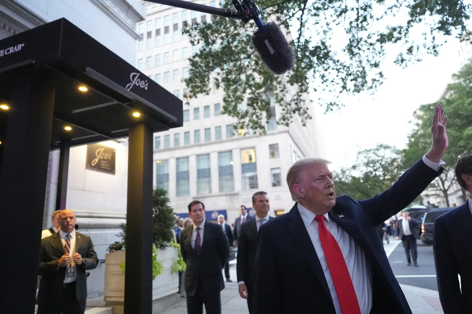 Donald Trump, in Rare Move, Goes Out to Dinner, Touts National Guard in ...