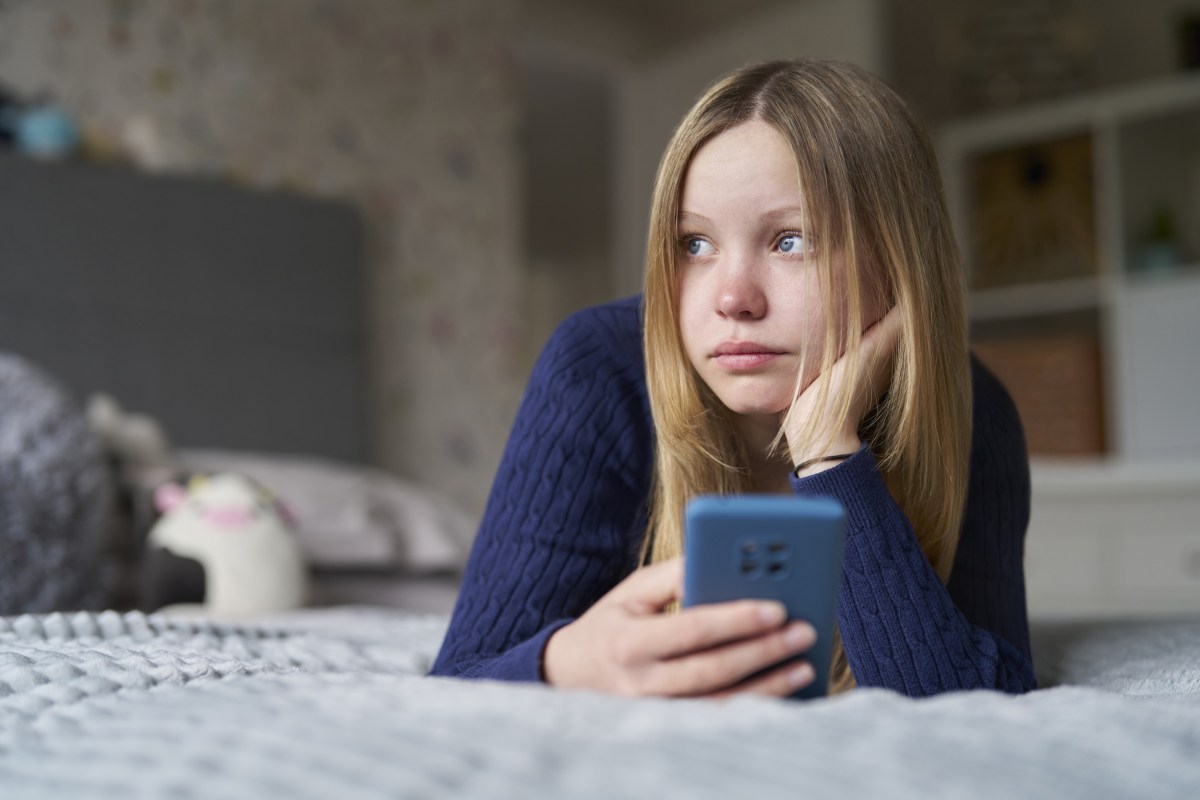 The Age Experts Warn Smartphones Start to Harm Kids’ Mental Health ...