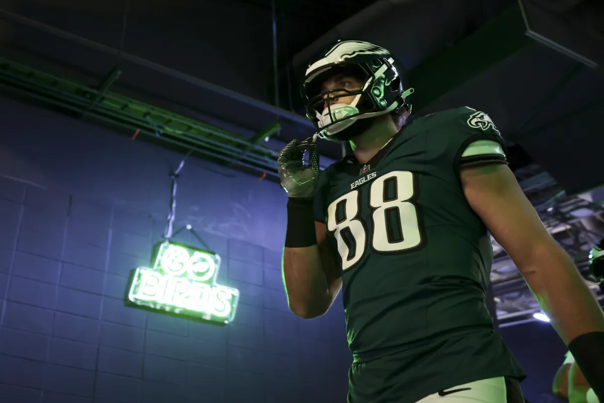 Eagles Star Still Not Practicing With Knee Injury - Newsweek