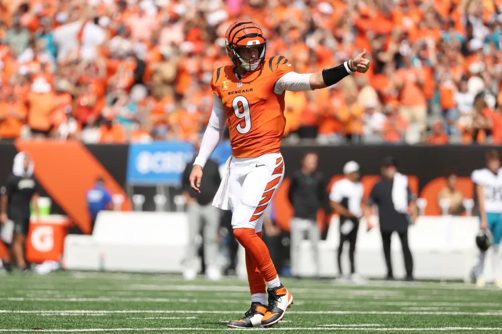 Prayers Pouring in for Bengals QB Joe Burrow After Concerning Injury ...
