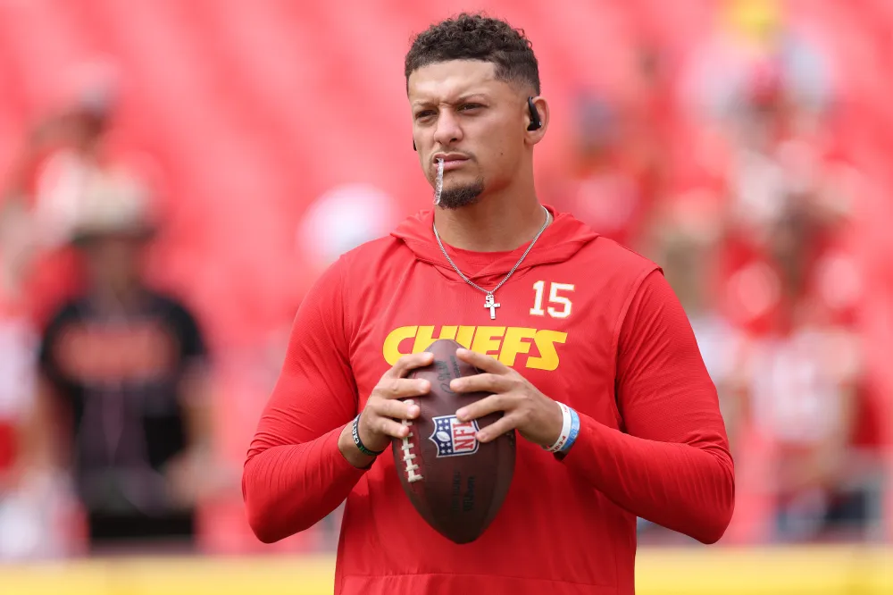 Chiefs' Patrick Mahomes Lands on Injury Report With Concerning Issue ...